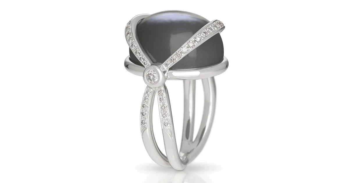 Jarl Sandin Design. One Piece ring i vitguld med diamanter och grå ...